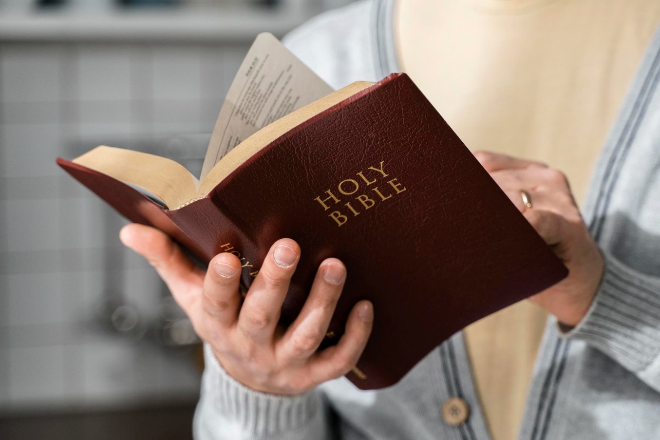 Can and Should Christians Read 48 Laws of Power? - Assured Faith